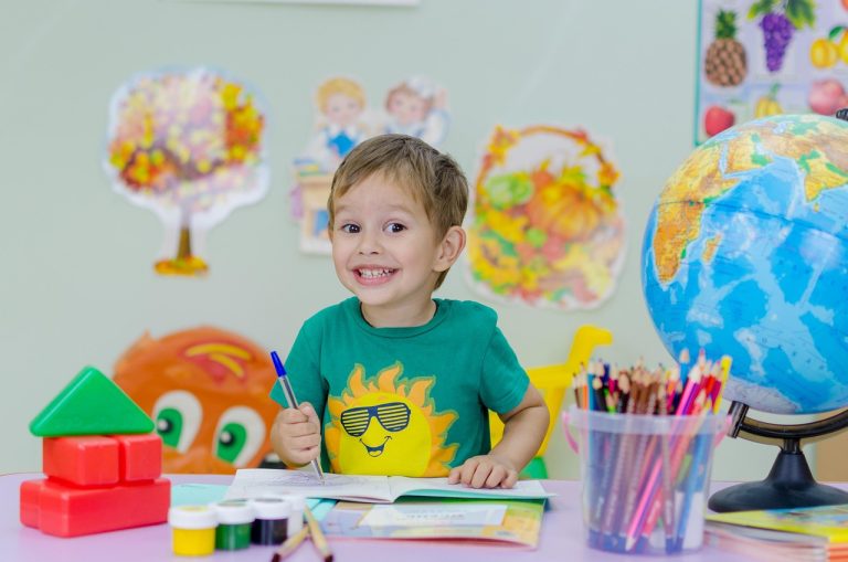 Montessori VS Traditional School System Is Montessori Really Better montessori-vs-traditional-school-system-is-montessori-really-better